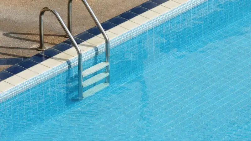 دليل حول كيفية اختيار سلم حمام سباحة عالي التحمل فوق الأرض