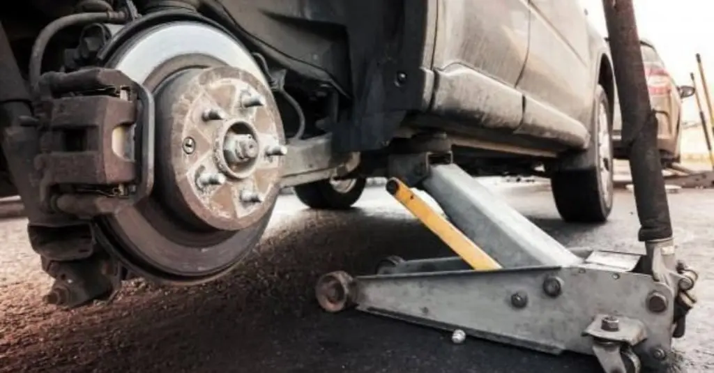 Como usar um macaco de carro — dicas de segurança, ferramentas e ...