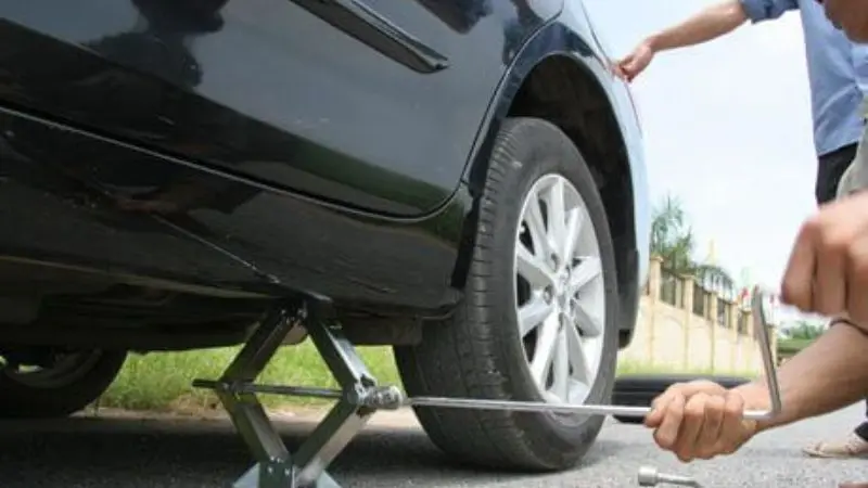 Como abaixar um macaco de carro passo a passo para cada tipo - Blog VEVOR