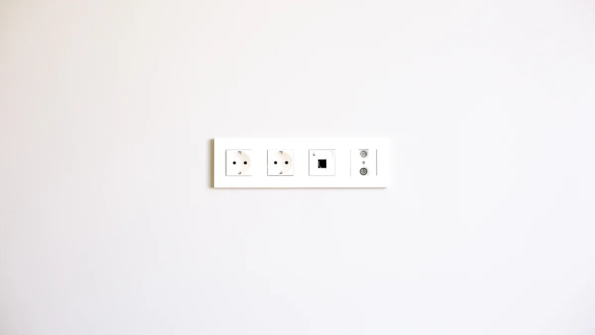 Power Strip vs Extension Cord: What’s Safer for Your Devices - VEVOR Blog