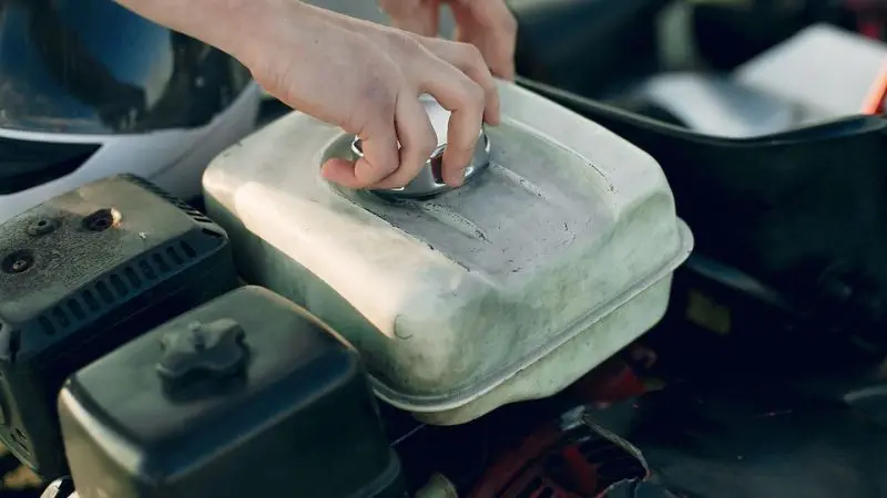 Hoe u de brandstoftank kunt leegmaken zonder deze te verwijderen: eenvoudige stappen
