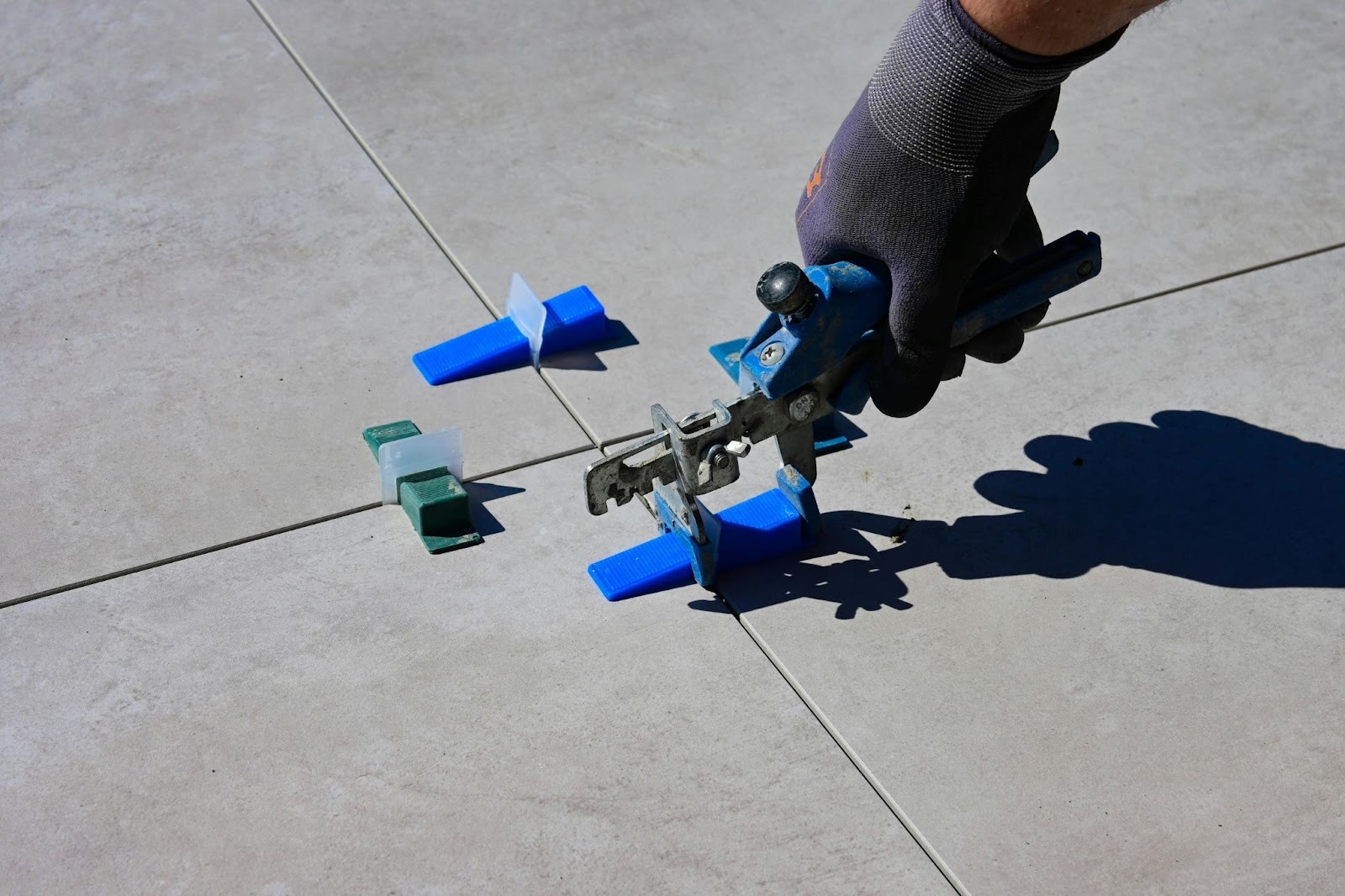 How to Use a Tile Cutter Safely For Clean Cuts - VEVOR Blog