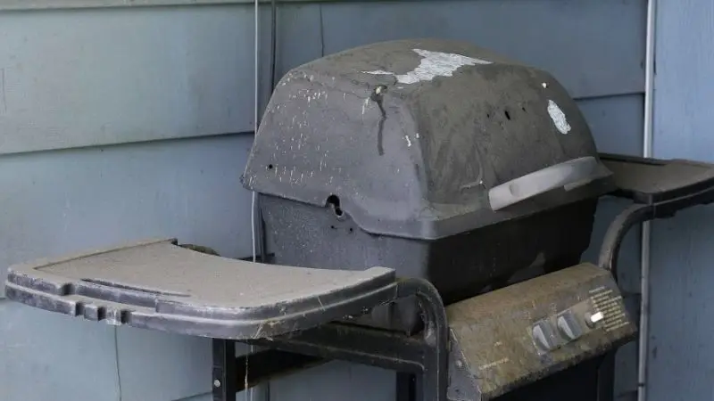 How to Dispose of Old Barbecue Grills Safely: A Guide