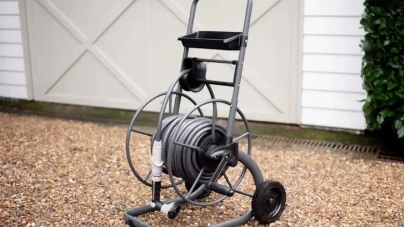 Plastic vs Metal Hose Reel: Which Is Best for Garden Needs?