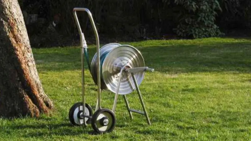 Plastic vs Metal Hose Reel: Which Is Best for Garden Needs?