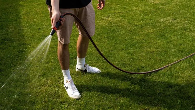 Retractable vs Manual Hose Reel: Complete Comparison Guide