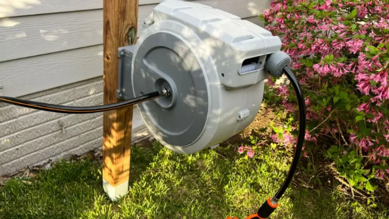 Retractable vs Manual Hose Reel: Complete Comparison Guide