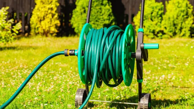 Retractable vs Manual Hose Reel: Complete Comparison Guide